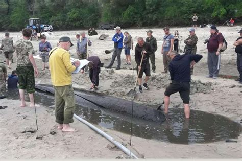 Ядро 18 століття кований костиль довбаний човен що вже знайшли і що реально знайти на дні
