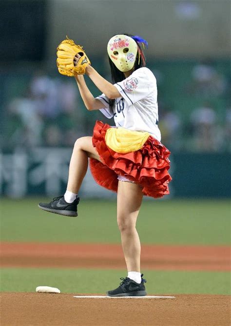 「仮面女子」猪狩ともかが始球式 サブマリン披露 読んで見フォト 産経フォト
