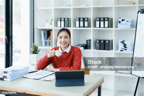 책상 위에 있는 컴퓨터와 재무제표 문서를 가지고 일하면서 커피를 마시는 아시아 비즈니스 여성의 초상화 가상현실에 대한 스톡 사진 및 기타 이미지 Istock
