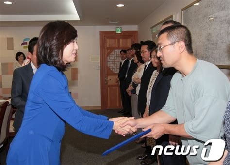 위촉장 수여하는 조윤선 장관 뉴스1