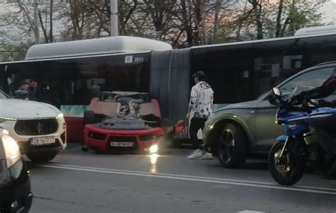 ИЗВЪНРЕДНО Тежка катастрофа с кола и автобус на градския транспрот блокира Орлов мост в София