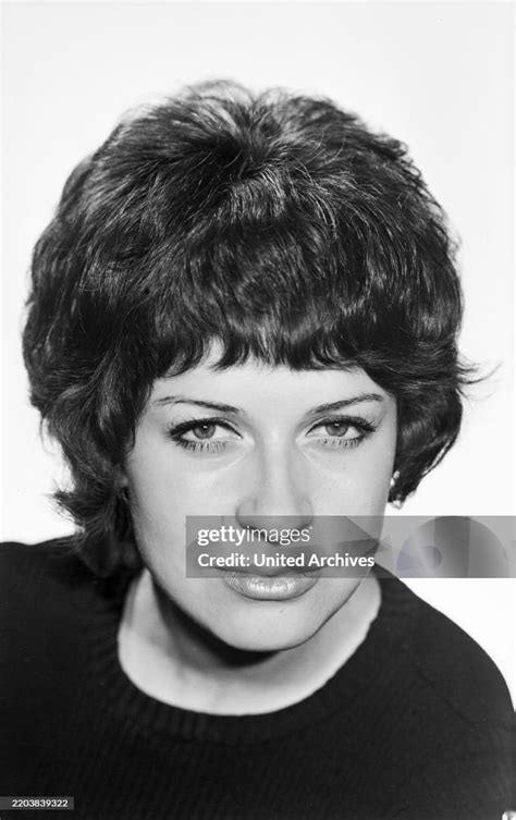 Die Deutsche Sängerin Und Moderatorin Ingrid Raack Im Porträt Beim