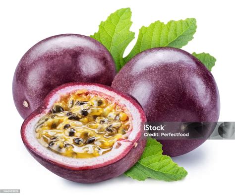 보라색 열정 과일 잎과 과일의 절반은 노란색 씨가 많은 살을 가지고 있습니다 흰색 배경에 격리 패션프룻에 대한 스톡 사진 및 기타 이미지 Istock