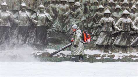 Цаг агаараас шалтгаалан Хятадад галт тэрэгний хөдөлгөөнийг зогсоов