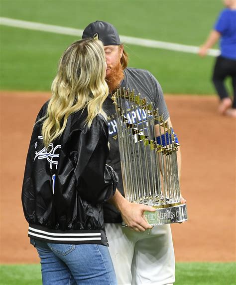 体調はすごくいいしドジャース優勝で盛り上がる輪にいてはならぬ人が紛れ込んでいた MLB Number Web ナンバー