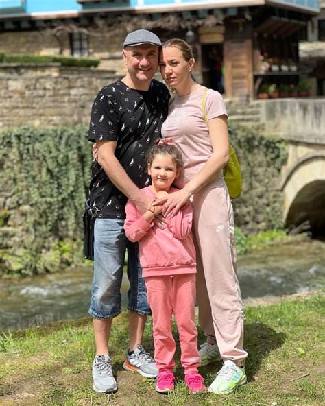 Ето я жената до Емо Чолаков която върна вярата му в любовта и прекрасните им дъщери СНИМКИ