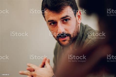 그룹 치료 세션에서 자신의 정신 건강에 대해 이야기하는 청년 요법에 대한 스톡 사진 및 기타 이미지 요법 남자 정신과 전문의 Istock