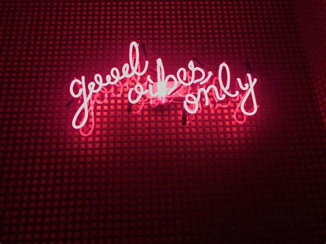 Неоновая надпись Good Vibes Only Неонзавод Ярко