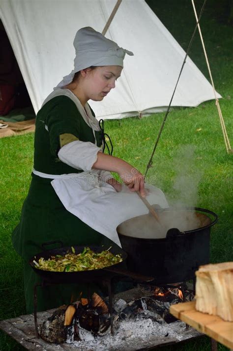 Kentwell Hall Suffolk Uk May 05 2014 Medieval Woman Cooking