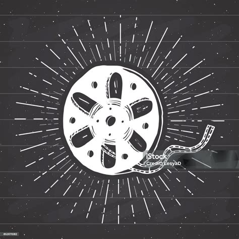 영화 테이프와 필름 릴 빈티지 라벨 손으로 그린된 스케치 그런 지 질감된 복고풍 배지 인쇄 술 디자인 T셔츠 인쇄 칠판 배경 그림을 벡터 카메라 필름에 대한 스톡 벡터 아트
