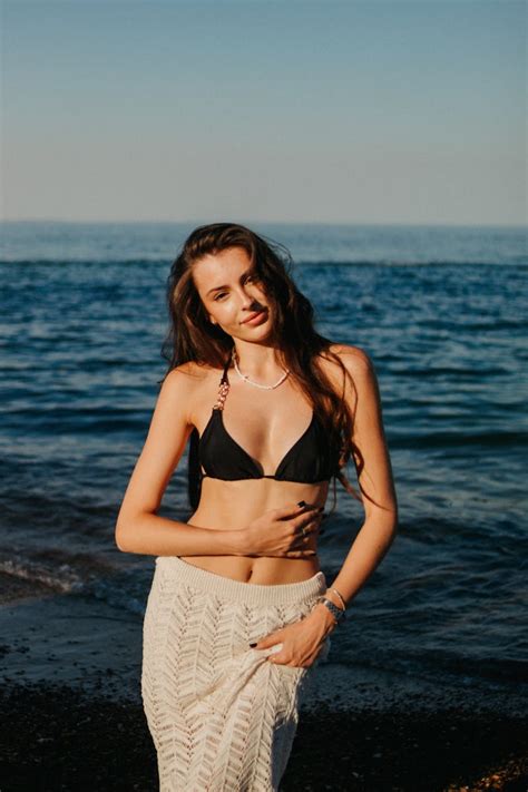 Bikini Women On The Beach Photos Download The Best Free Bikini Women