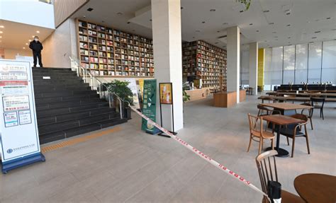 폐쇄된 한국외대 도서관 로비 서울경제