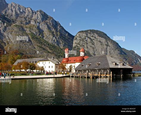 Koenigssee Mit Pilgerkirche St Bartholomae Fotos Und Bildmaterial In