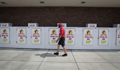 Buc Ees Fan Uses Nine Bags Of Ice To Keep Pool Cold