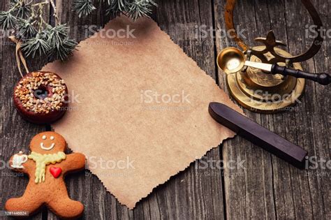 나무 배경에 빈티지 카드와 크리스마스 장식과 여전히 생활 갈색에 대한 스톡 사진 및 기타 이미지 갈색 개념 겨울 Istock