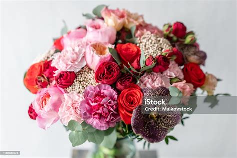 나무 테이블에 꽃병에 혼합 꽃의 아름 다운 신선한 컷 꽃다발 꽃가 게에서 꽃집의 작품 섬세 한 파스텔 톤 컬러 개화기에 대한 스톡 사진 및 기타 이미지 Istock