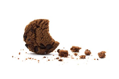 흰색 배경에 고립 된 일부 깨진 부스러기와 초콜릿 칩 쿠키 0명에 대한 스톡 사진 및 기타 이미지 0명 갈색 개체 그룹 Istock