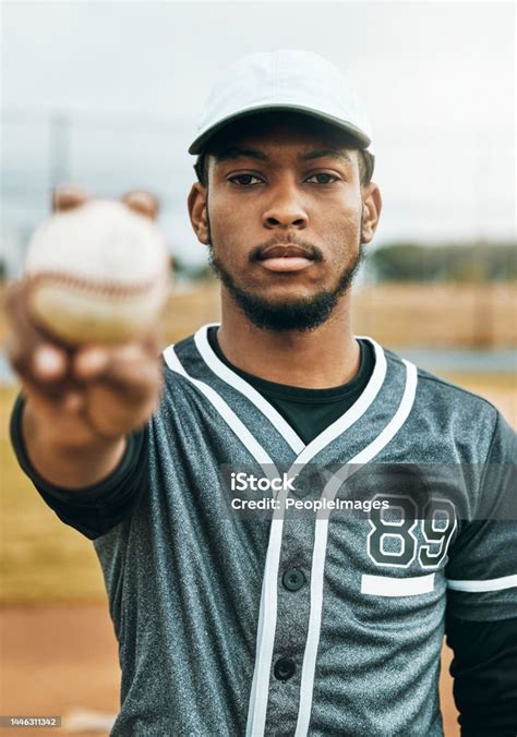 야구 스포츠 및 공은 피트니스와 운동을 위해 경기 전에 잔디 경기장이나 경기장에서 흑인 선수와 함께합니다 야외 경기를 준비하는 남자 야구 선수와 함께하는 훈련 운동 및 건강