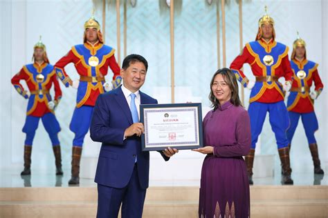 Олон улсын олимпиадаас медаль хүртсэн сурагчдад урамшуулал гардуулав