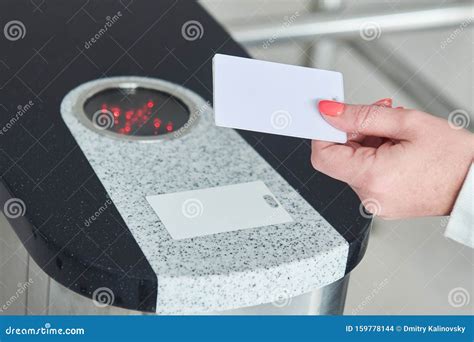 Использование ключа электронной карты для доступа через турникет ...