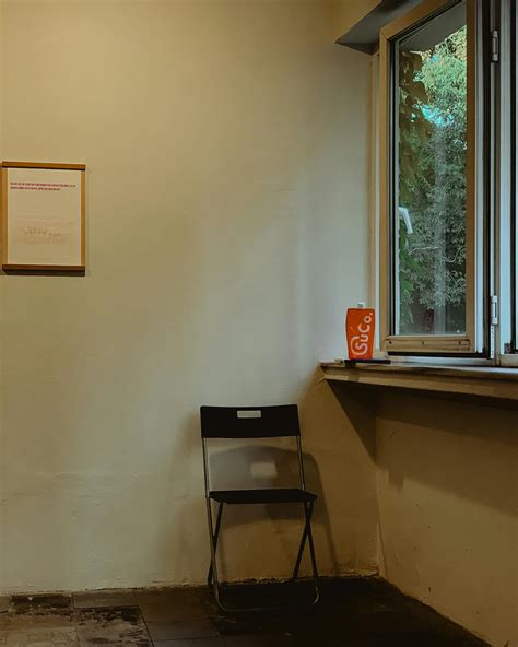 실내 건축 경치 고독 공부 코너 나무 프레임 내부 도시의 미니멀리스트 미니멀리즘 방 베이지 벽 빈 의자 빈방 세로 방향 실내 심플한 디자인