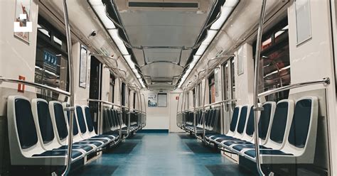 흰색과 파란색 기차 내부 사진 Unsplash의 무료 러시아 이미지