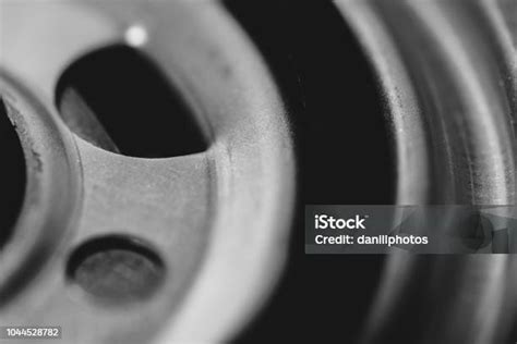 오일 필터의 단색 배경 이미지 닫습니다 자동차 부품 회색조에서 매크로 촬영에서에서 작품 가솔린에 대한 스톡 사진 및 기타 이미지 가솔린 강철 거친 Istock