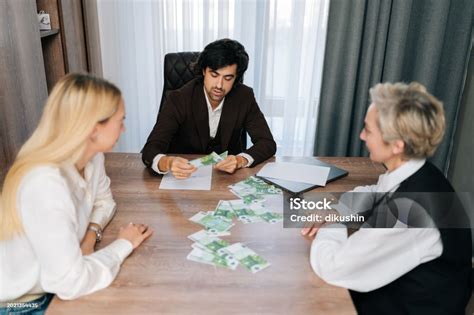 즐거운 시간을 보내고 있는 혼성 직장 동료들의 성공적인 비즈니스 팀의 모습 스타트업 프로젝트 종료의 기쁨을 만끽하는 모습 사무실 직장에서 승리와 큰 이익을 축하하는 모습 3