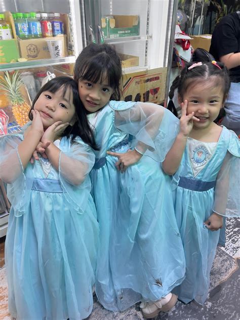 大姪女就讀農會附設的幼稚園 畢業典禮那天農會給每一位幼稚園畢業生 一本農會存摺 裡面存入了 希望他們從小養成儲蓄的概念 我就跟大姪女說 哇 姊姊 這樣妳要開始存錢囉 要存好多好多的