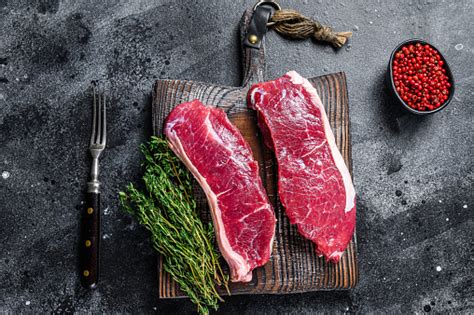 생 대리석 쇠고기 고기 등심 스테이크 검은 색 배경 위쪽 보기 0명에 대한 스톡 사진 및 기타 이미지 0명 Entrecôte 고기 Istock