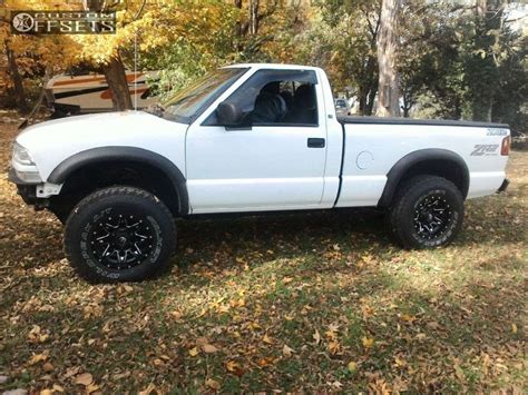 1999 Chevrolet S10 With 15x8 18 Fuel Lethal And 31 10 5r15 Falken