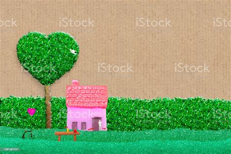 귀여운 사랑 장면 국가의 집의 문에 남자 풍선과 나무 하트 모양 반짝이와 메시지를 작성하는 복사 공간이있는 종이 보드에 개체의 사진과 함께 손으로 만든 개념에 대한 스톡