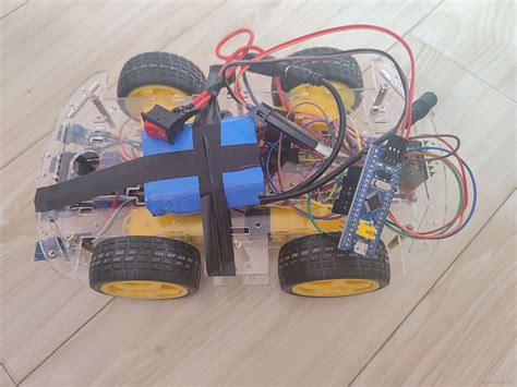 基于stm32cubemx的stm32f103c8t6的hal库开发的智能小车 小车接线和材料准备 电池盒给面包板上stm32供电