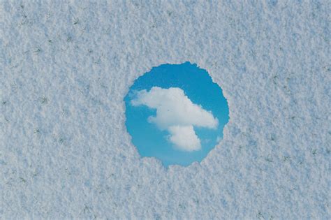 단일 흰색 구름을 반사하고 눈으로 둘러싸인 원형 거울의 3d 렌더링 겨울 스타일 컨셉의 플랫 레이 0명에 대한 스톡 사진 및 기타 이미지 Istock