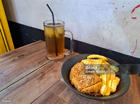 맛있는 토리 카츠 감자 튀김이 그릇에 담겨 제공됩니다 튀긴 치킨 커틀릿 유리에 얼린 신선한 차 음식과 음료 메뉴 0명에 대한 스톡 사진 및 기타 이미지 Istock