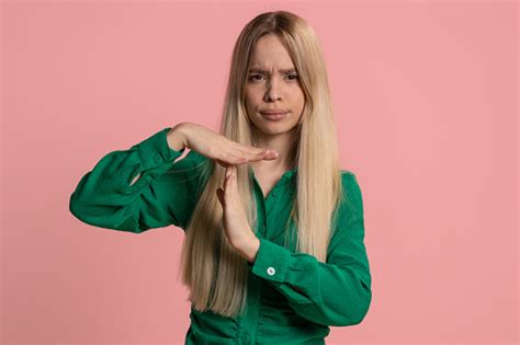 피곤한 심각한 화가 난 백인 여성은 일시 중지 제스처 정지 신호 시간 초과 휴식 마감 시간을 보여줍니다 20 24세에 대한 스톡