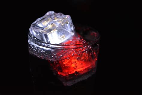 빛나는 얼음 큐브와 음료의 매우 아름답고 멋진 이미지 샴페인 한 잔에 거품이있는 밝은 색상 편안하고 소중한 삶과 맛있는 스파클링 음료의 홍보 이미지 0명에 대한 스톡 사진