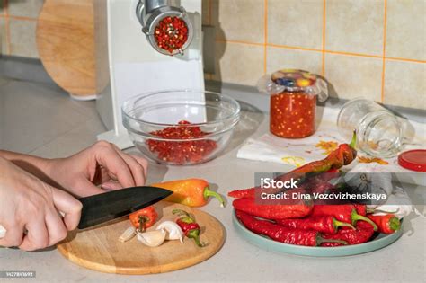 고기 분쇄기에서 고추와 마늘 갈아서 Adjika를 요리하십시오 겨울 준비 독감과 감기에 대한 민간 요법 가을에 대한 스톡 사진 및 기타 이미지 Istock