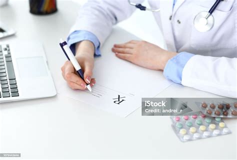 병원 근접 촬영에 책상에 앉아 있는 동안 처방전 양식을 작성 여성 의사 의학 개념에 의료 보험 및 우수한 서비스 개념에 대한 스톡 사진 및 기타 이미지 Istock