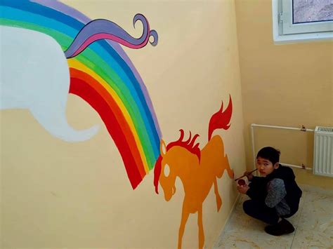 Зургийн дугуйлангийн сурагчид Улаанчулуутын цэцэрлэгийн багачуудад бэлэг барив