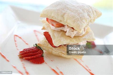 Stroberi Dan Custard Millefeuille Gurun Foto Stok Unduh Gambar Sekarang Stroberi Kue Filo