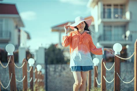 흰색 드레스와 밀짚 모자를 쓰고 있는 예쁜 여자의 초상화 Friendly Match에 대한 스톡 사진 및 기타 이미지 Friendly Match 건강한 생활방식 경기