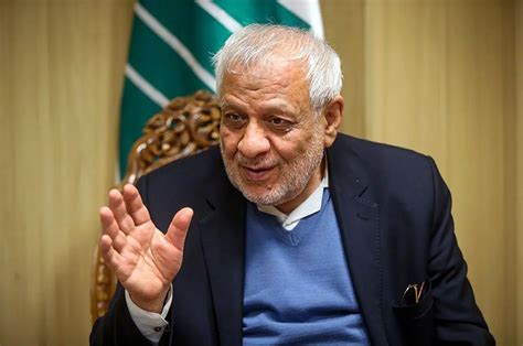 بادامچیان گشت ارشاد جلوی لخت شدن زنان را در خیابان می‌گیرد