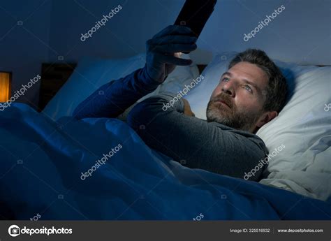 Негр лежит на кровати 96 фото