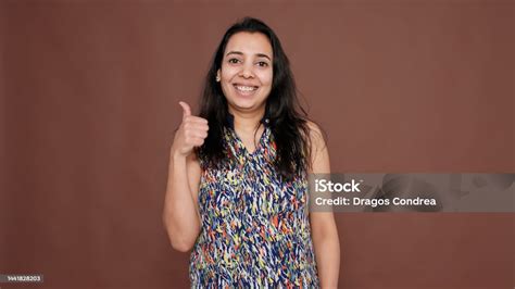 카메라에 엄지손가락을 치켜세우는 제스처를 하는 인도 여성의 초상화 30 34세에 대한 스톡 사진 및 기타 이미지 30 34세 갈색 동의 Istock