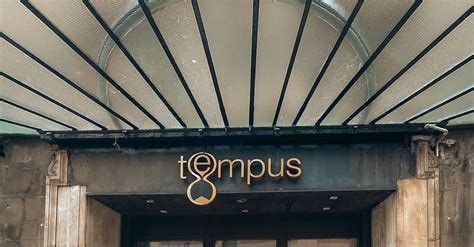 간판 건물 건물 외관 건축 걷고 있는 공공 장소 관광객 구조 글라스 고우의 글래스고 글래스고 센터 도시 도시 디자인 도시 풍경 도시의 디자인