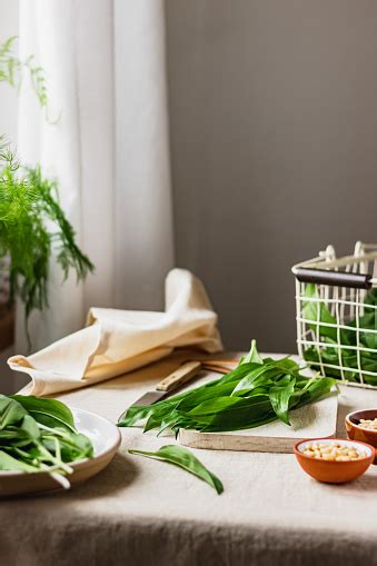 갓 수확한 야생 마늘 린넨 테이블클아웃이 있는 테이블에 있는 흰색 나무에 람슨 봄 허브 비건 헬시 주방 깨끗한 식사 제철 음식 건강관리와 의술에 대한 스톡 사진 및 기타