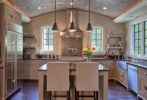 Кухня с двумя окнами на разных стенах в частном доме 50 фото интерьеров