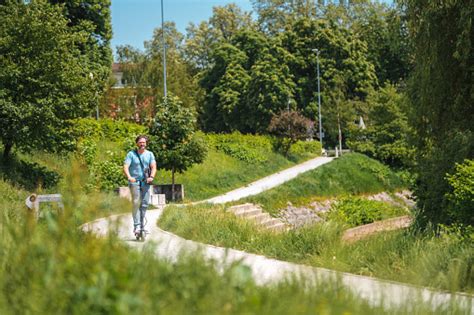 성숙한 백인 남성은 공공 공원에서 전기 모터 스쿠터를 타고 도시에 대한 스톡 사진 및 기타 이미지 도시 사람들 45 49세 Istock