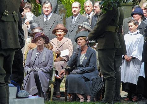 Downton Abbey Stars Sweetest Stories About The Late Maggie Smith